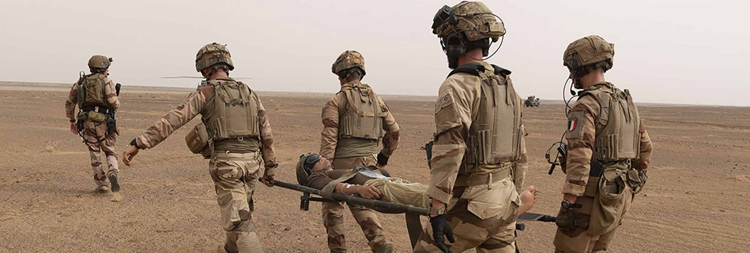 Devenir brancardier secouriste dans l'armée : formation, qualités, salaire